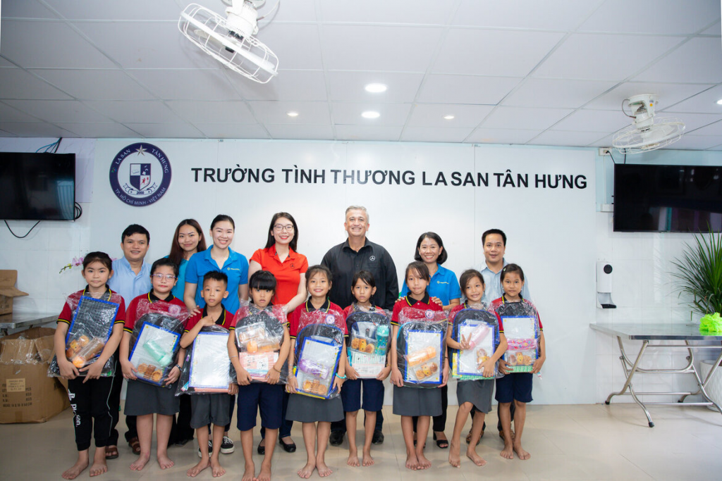 Charity school students are delighted by their renewed school - Saigon ...